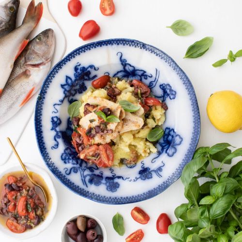 Paistettua ahventa ja krossattua perunaa ranskalaisella antiboise-kast ...